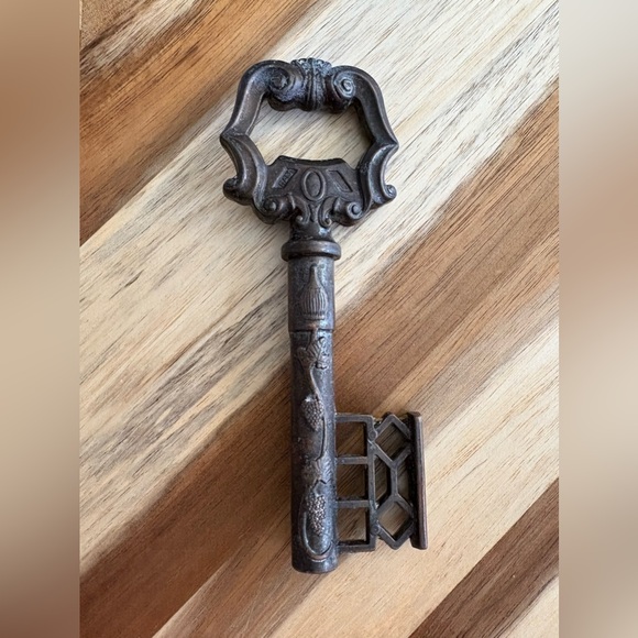 Italy | Dining | Vintage Corkscrew Italian Skeleton Key Design Wine Bar ...